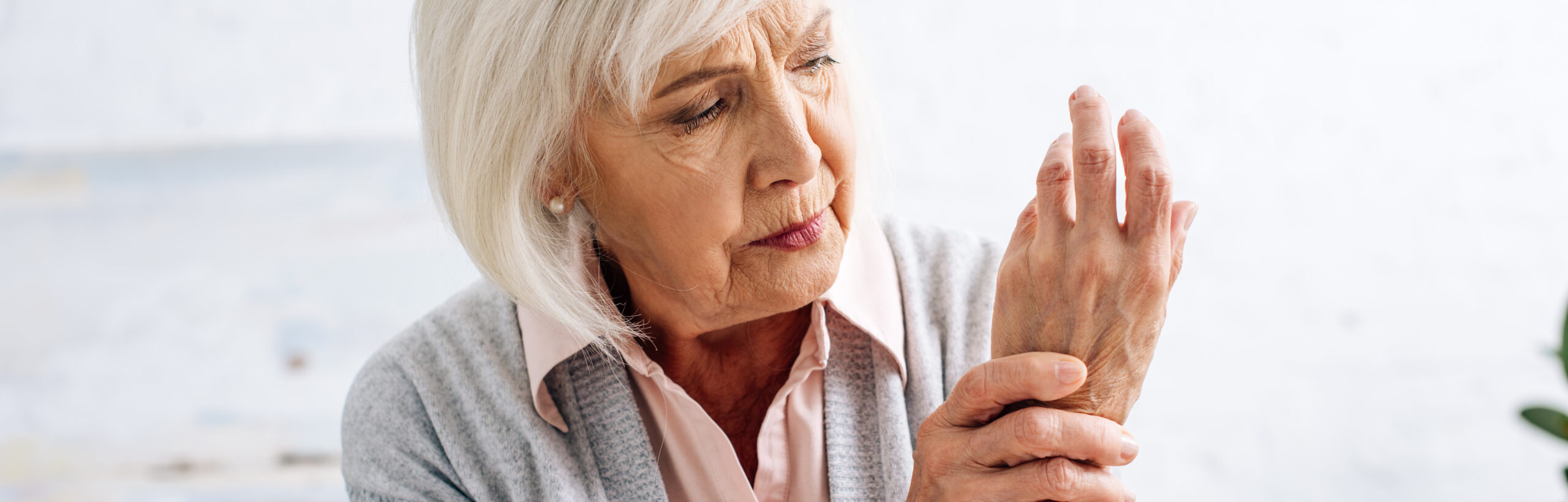 Hand Pain Relief: 9 Essential Causes, Signs & Solutions